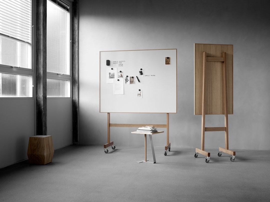 Wood tableau blanc mobile. Tableau blanc avec cadre et pied en chêne ...