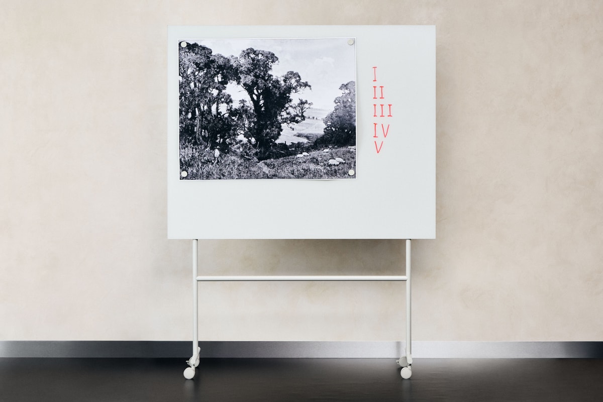 Mono Mobile. Glastavla i 3 färger med matchande stativ. | LINTEX